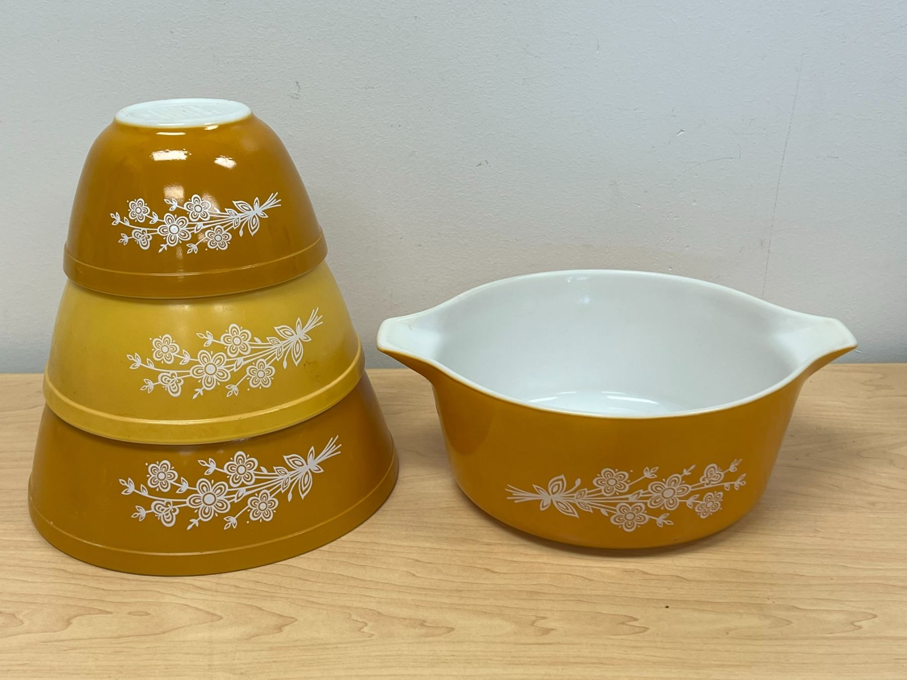 Pyrex Gold Butterfly Mixing Bowls and 2.5L Casserole as pictured