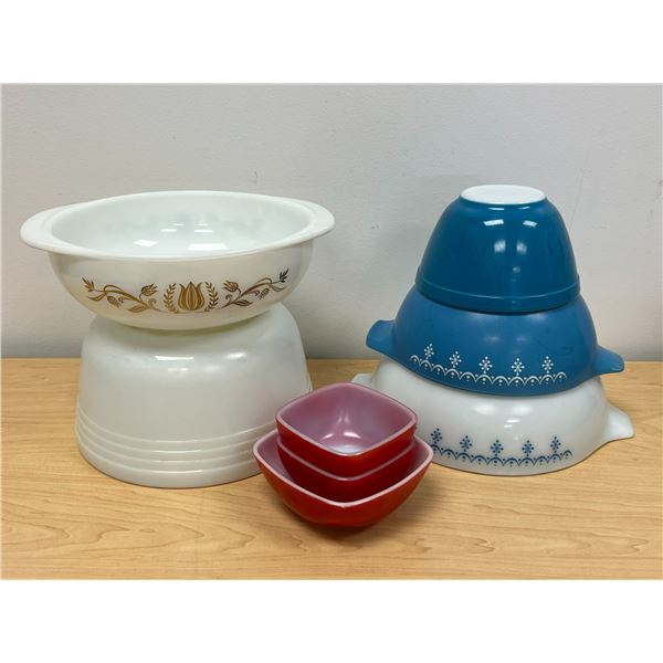 Mixed Lot - Pyrex Blue Garland / Primary Blue and Red Dishes etc as ...