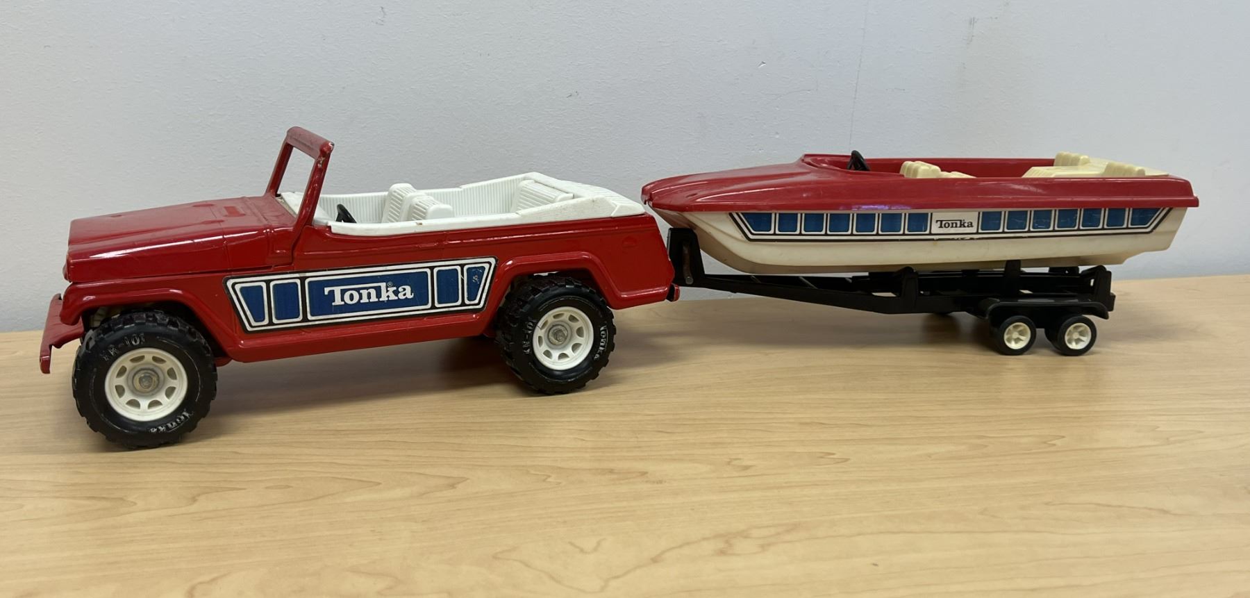 Vintage Tonka Jeepster w/boat & trailer