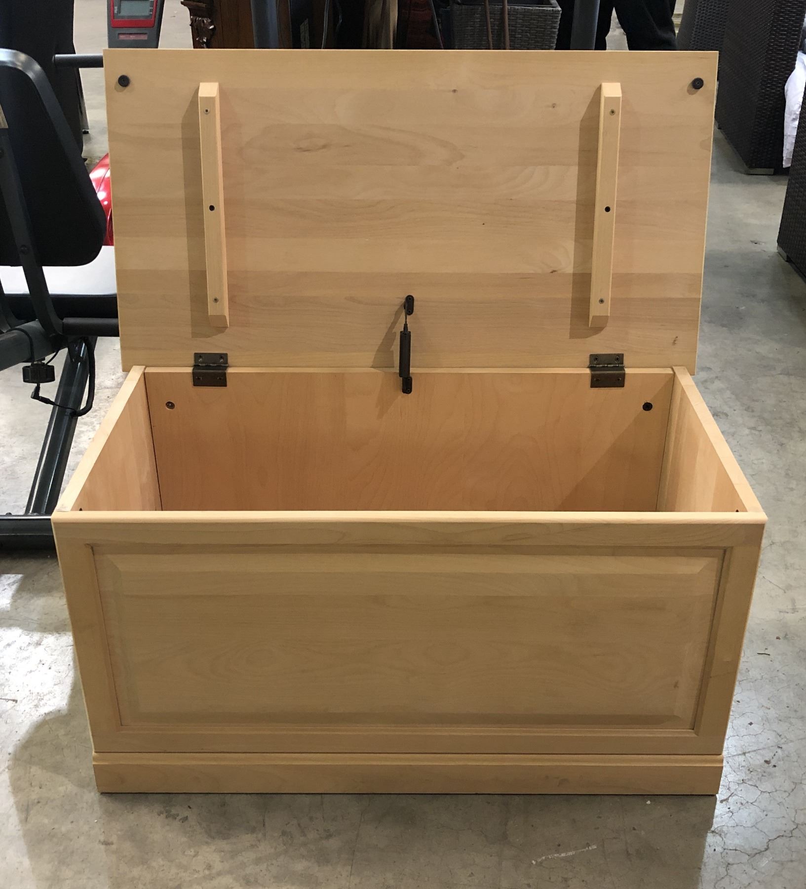 Wooden chest/blanket box (approx 35"x18 1/2"x18 1/2")