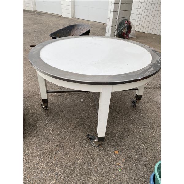 Round table on casters 44 inch round