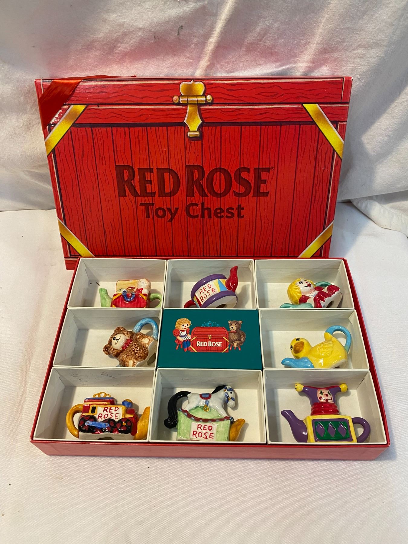 Red rose toy chest