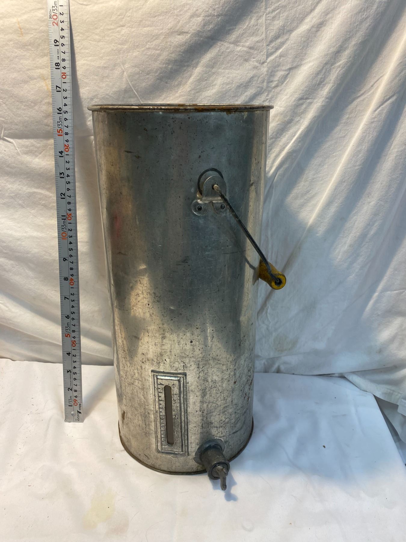 Round Metal container with spout