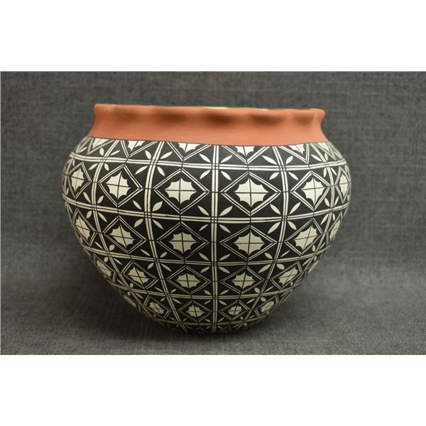 ACOMA INDIAN CERAMIC POT SIGNED WS