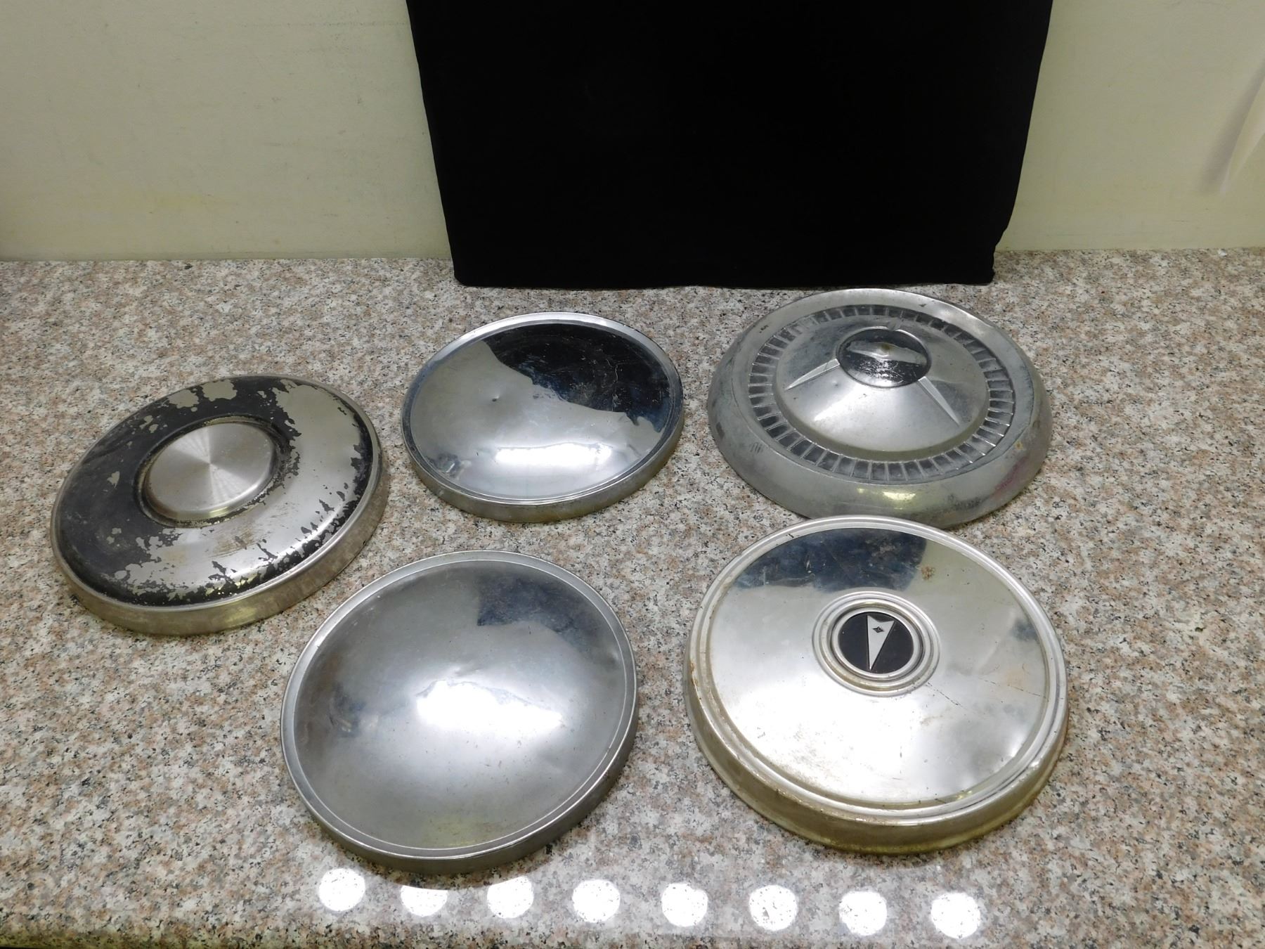 Lot of 5 Vintage Hub Caps Pontiac, Baby Moon, Etc