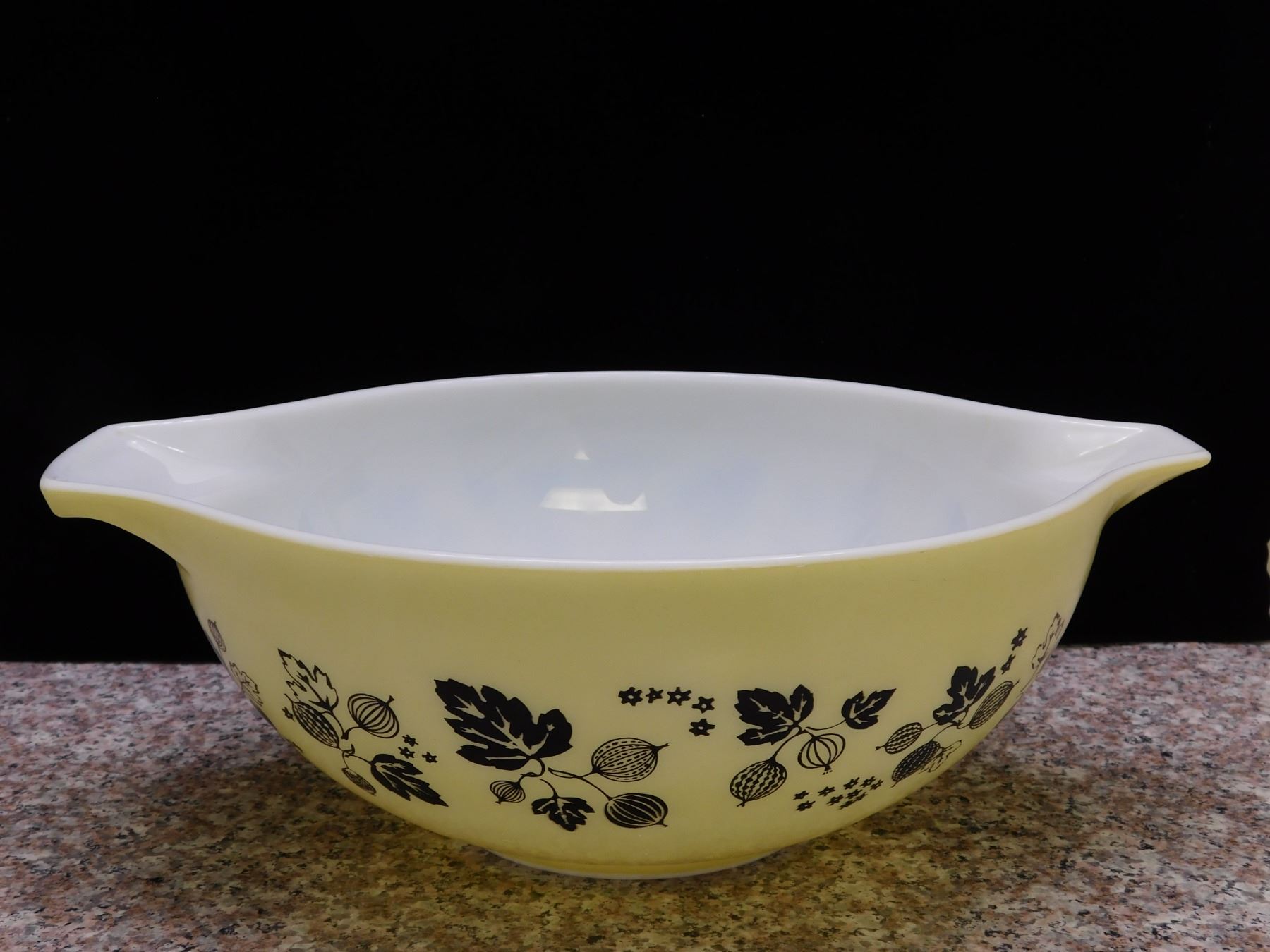Pyrex 444 2.5 Quart Cinderella Bowl Mixing Bowl Gooseberry Black & Yellow