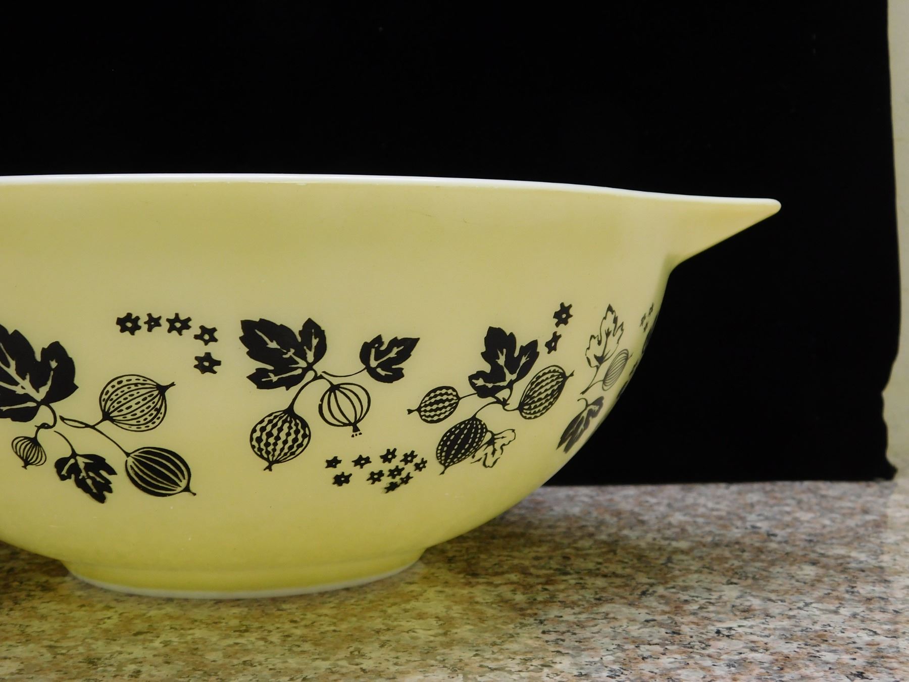 Pyrex 444 2.5 Quart Cinderella Bowl Mixing Bowl Gooseberry Black & Yellow