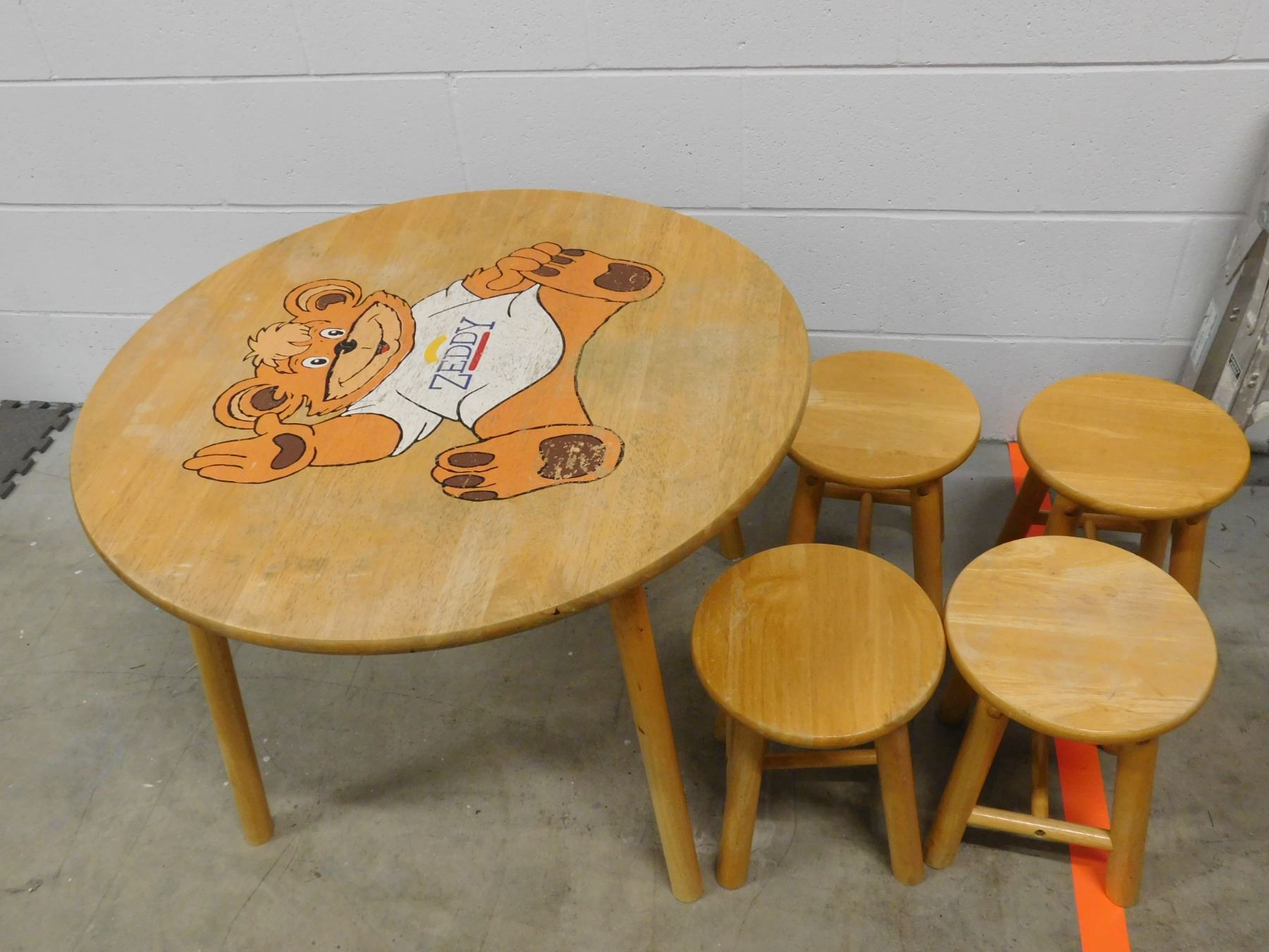 Zeddy Zellers Mascot Kids Playroom Wooden Table With Chairs Round