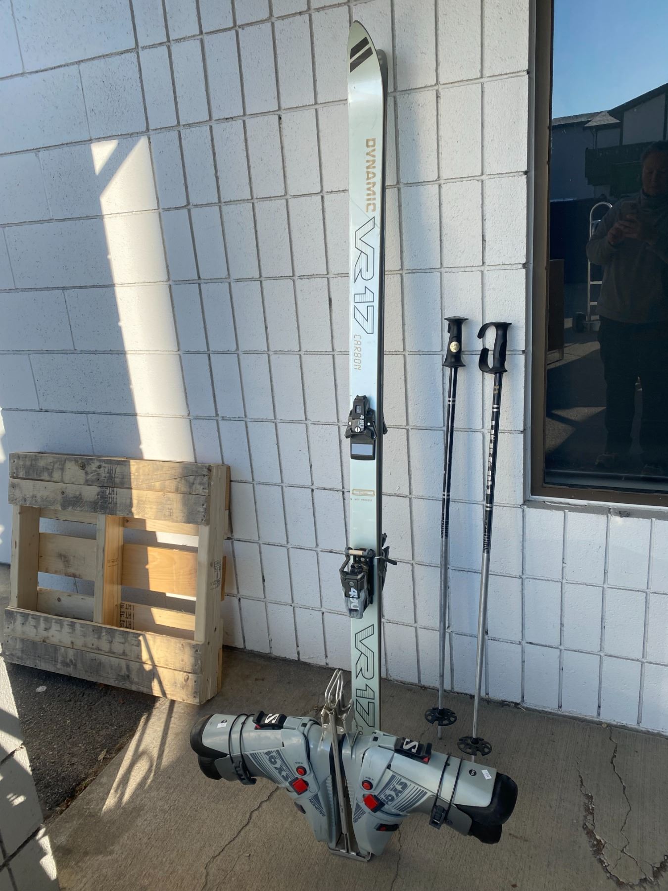 Dynamic skis, with boots and poles