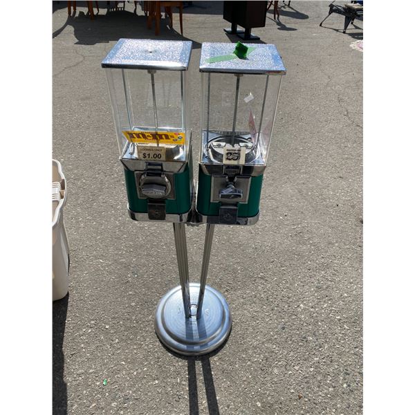 Beaver candy machine with key