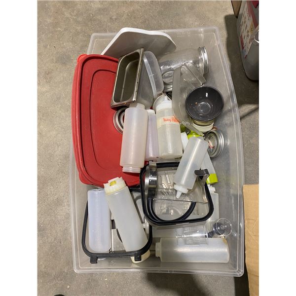 Assorted kitchen items