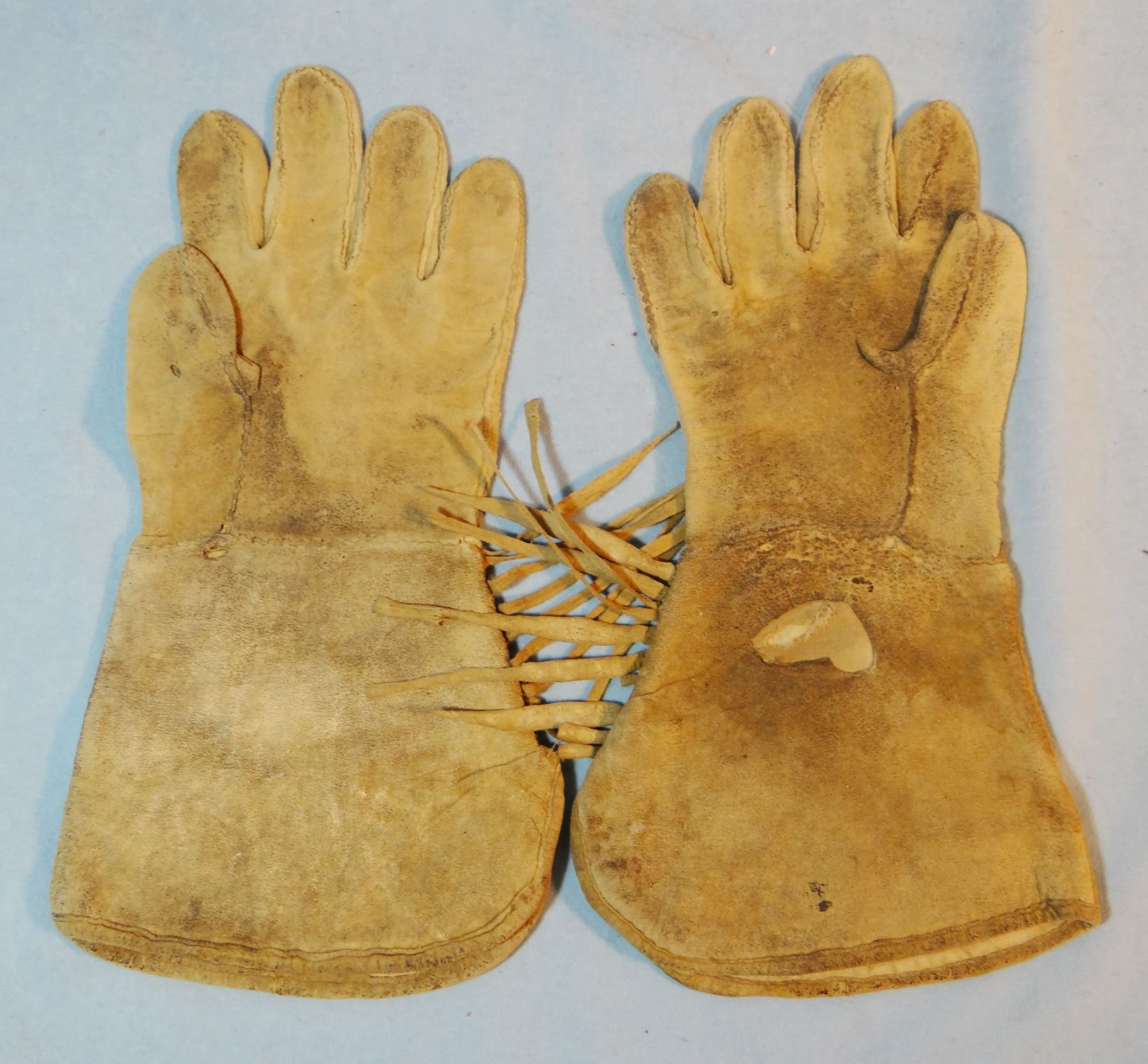 Beaded gauntlets, Woodland tribe