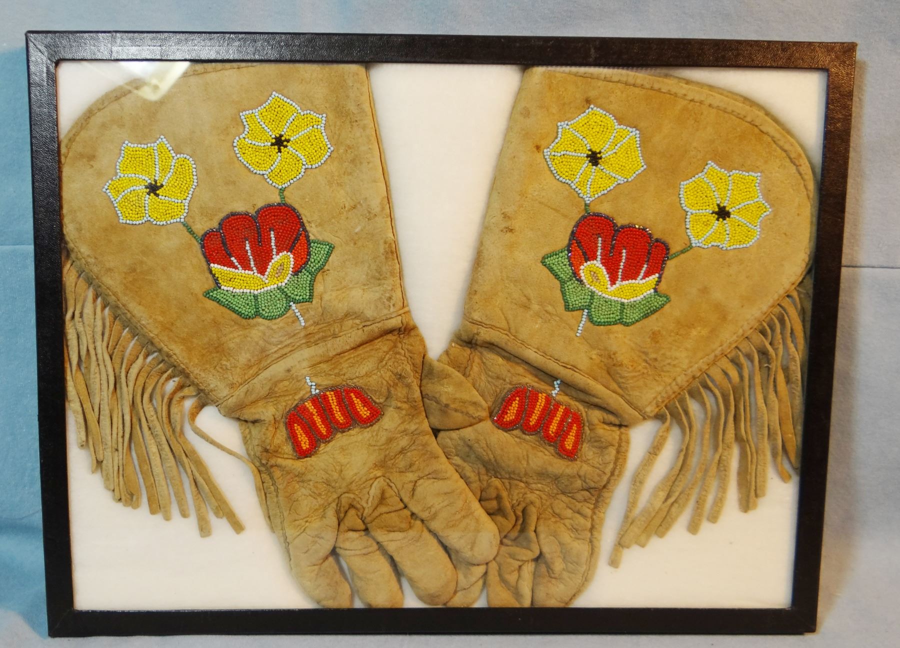 Beaded gauntlets, Woodland tribe