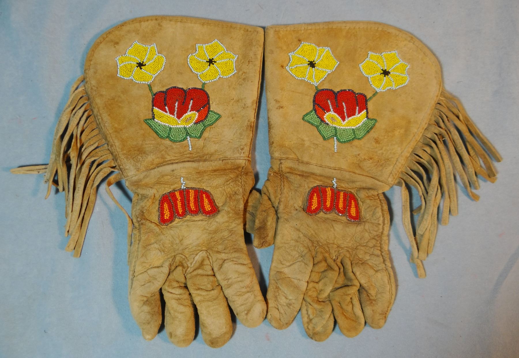 Beaded gauntlets, Woodland tribe