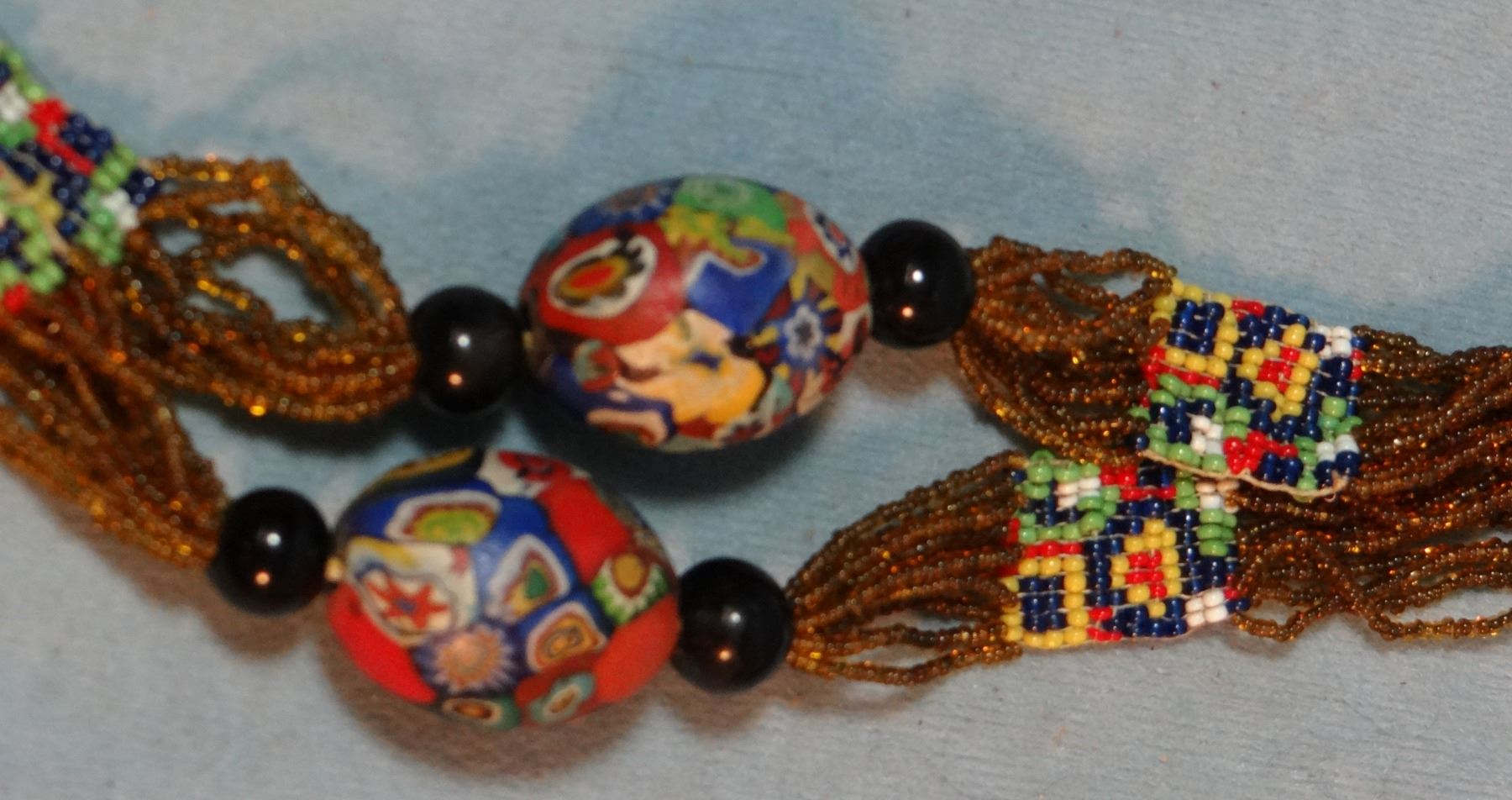 Fancy gold beaded necklace, w/large ornamental pattern beads