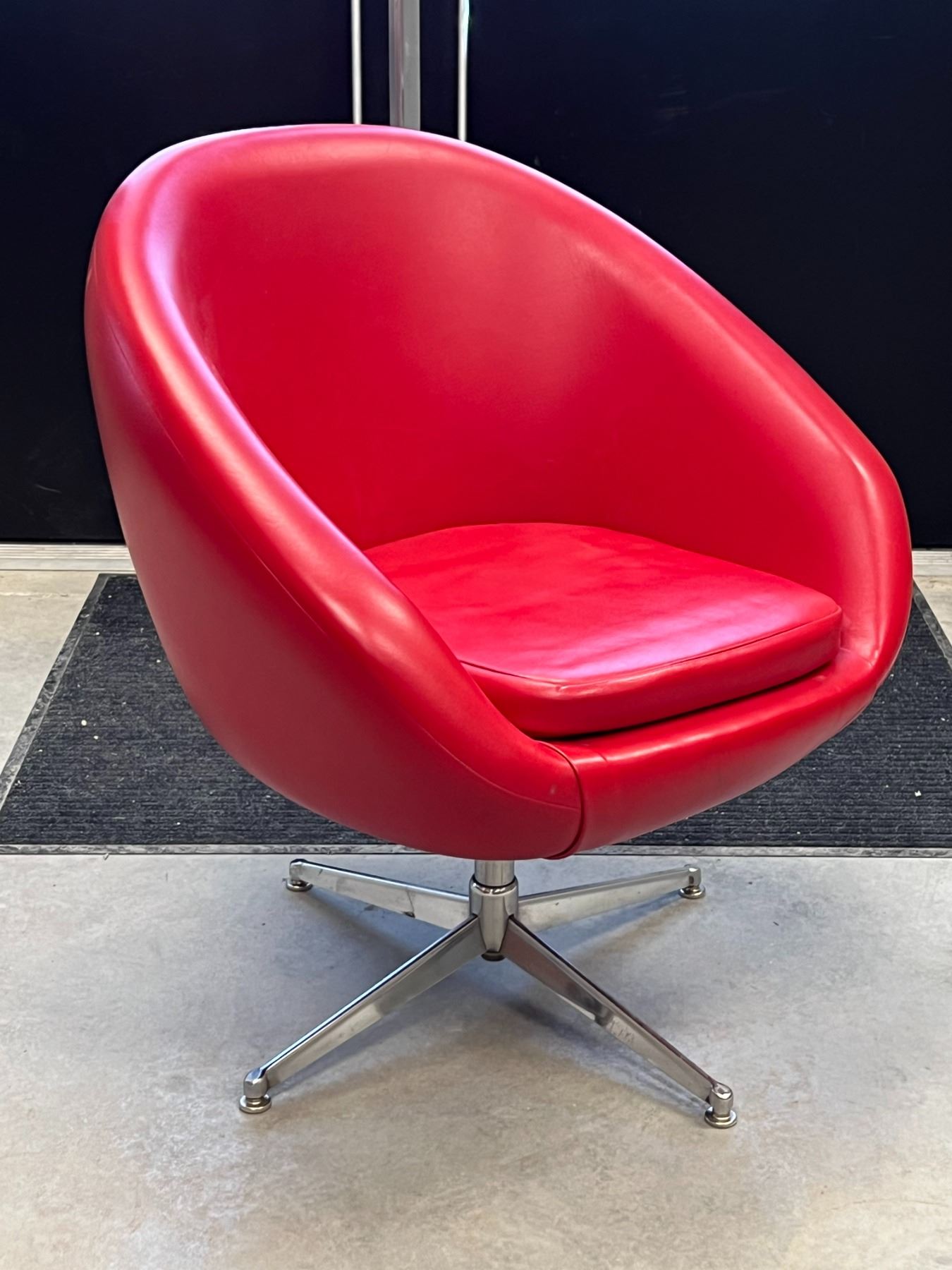 Vintage RED Overman Style Swivel Pod Chair (approx: 27"W 25"D 31"T 17 ...