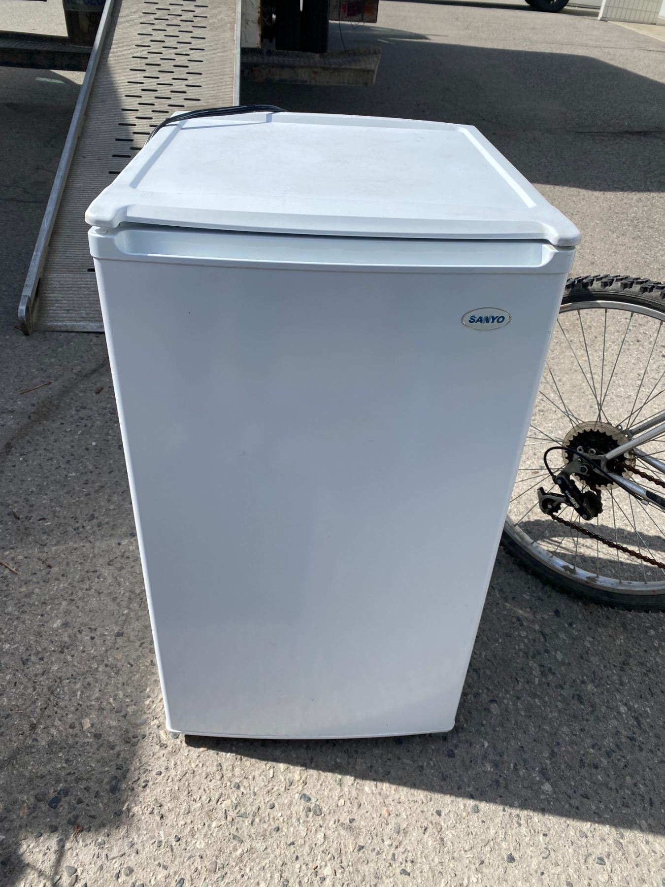 Sanyo mini fridge