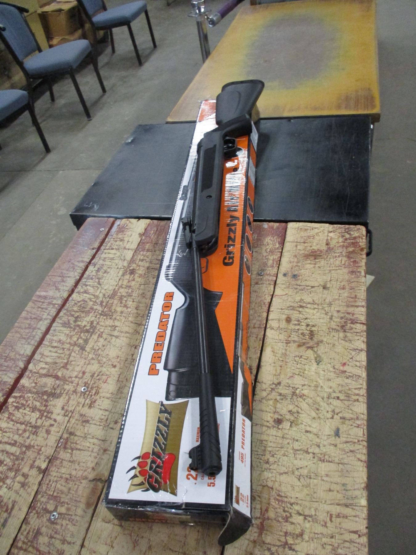 FREIGHT DAMAGE (AS IS): 22 CAL. AIR RIFLE (AS IS - BARREL WILL NOT LOCK)