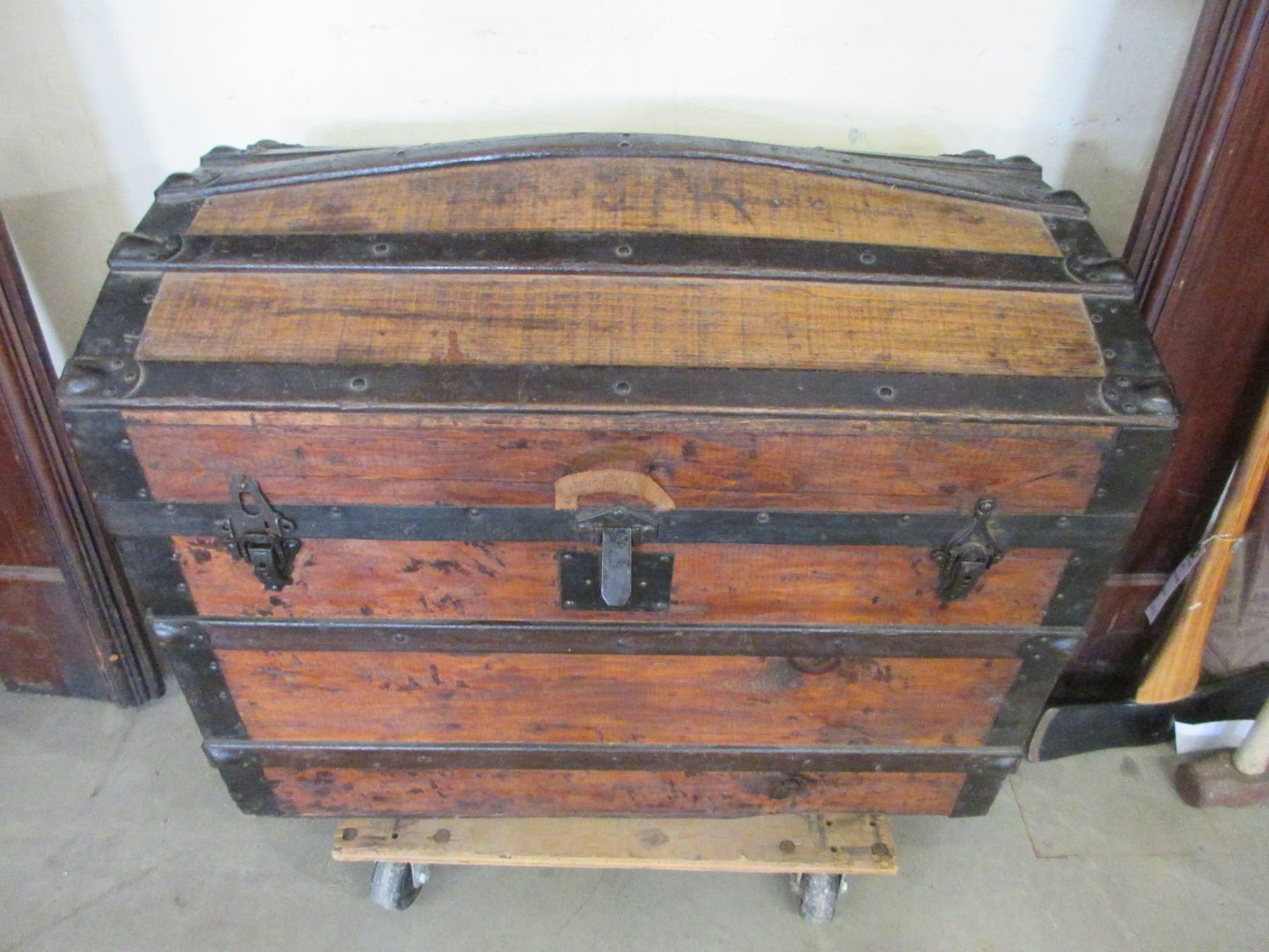 Round Top Trunk With Tray- 24"H X 28"W X 18"D