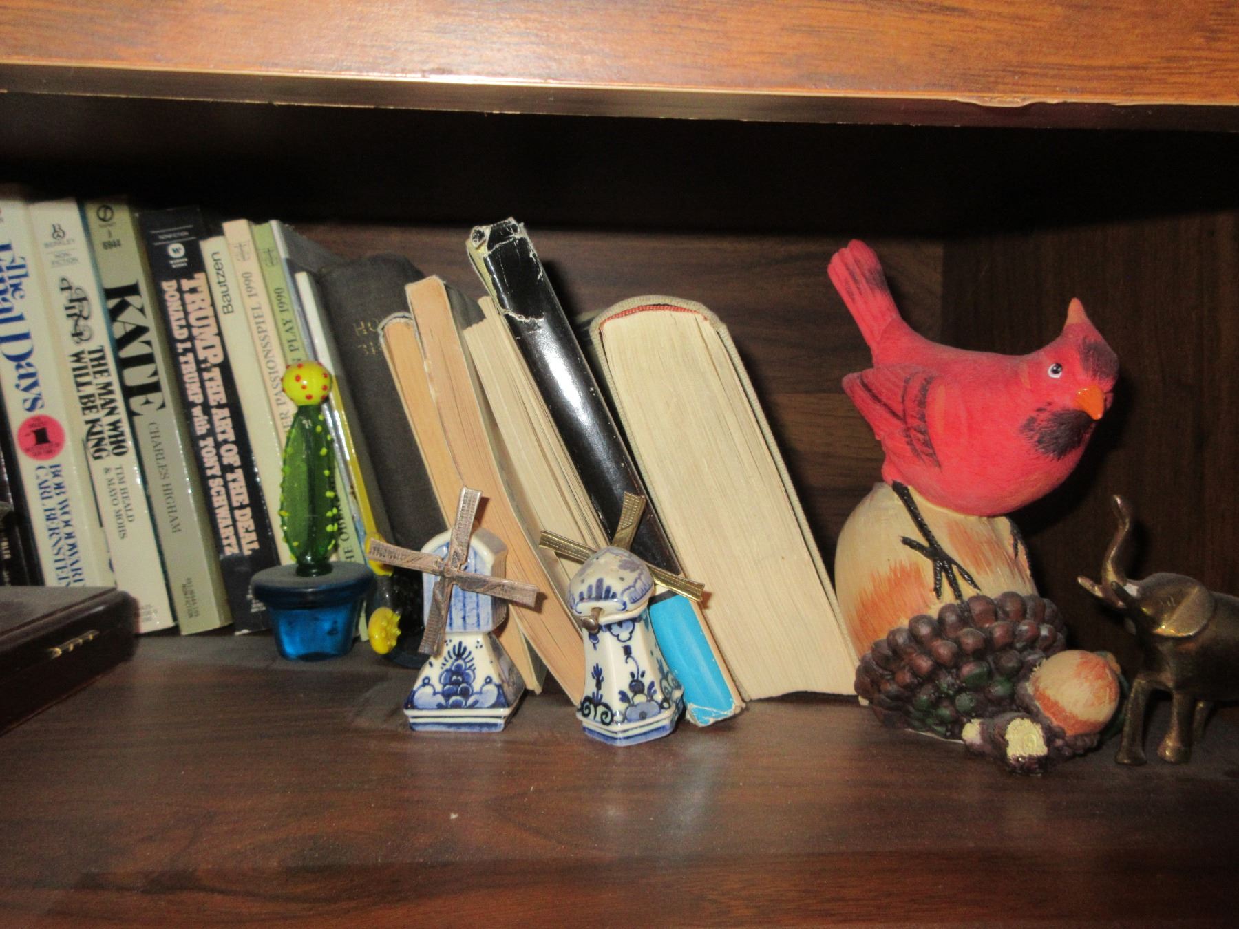 DEN: BOOKS & ORNAMENTS (HITLER, ELVIS) (CONTENTS OF SHELF)