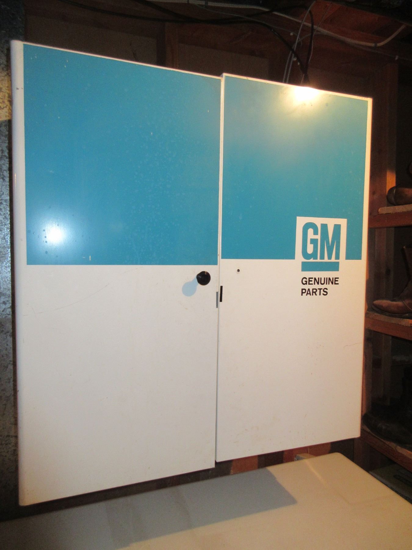 UTILITY ROOM: GM METAL CABINET & CONTENTS (TOOLS, LIGHT BULBS, ETC ...