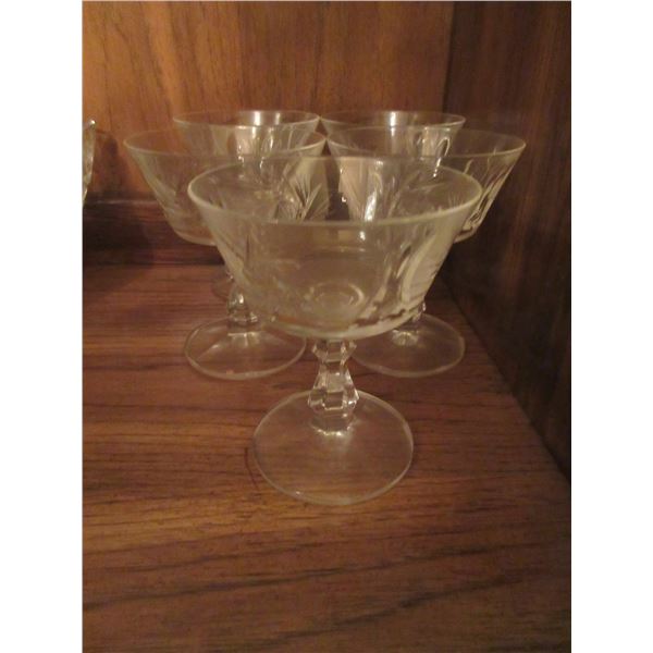 DININGROOM: 5 PINWHEEL CRYSTAL DESSERT GLASSES (1 CHIPPED)