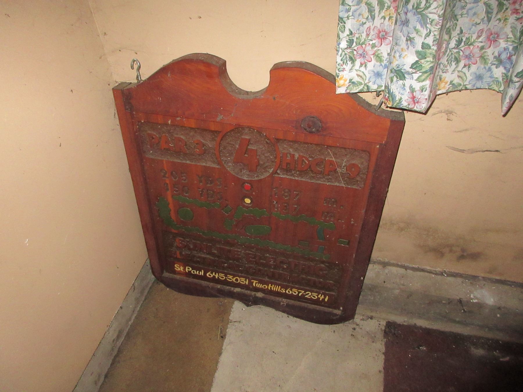 GARAGE: PAR 4 GOLF HOLE SIGN