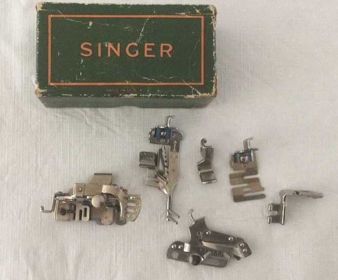 SINGER SEWING MACHINE FEET BOX 2.75"x5"
