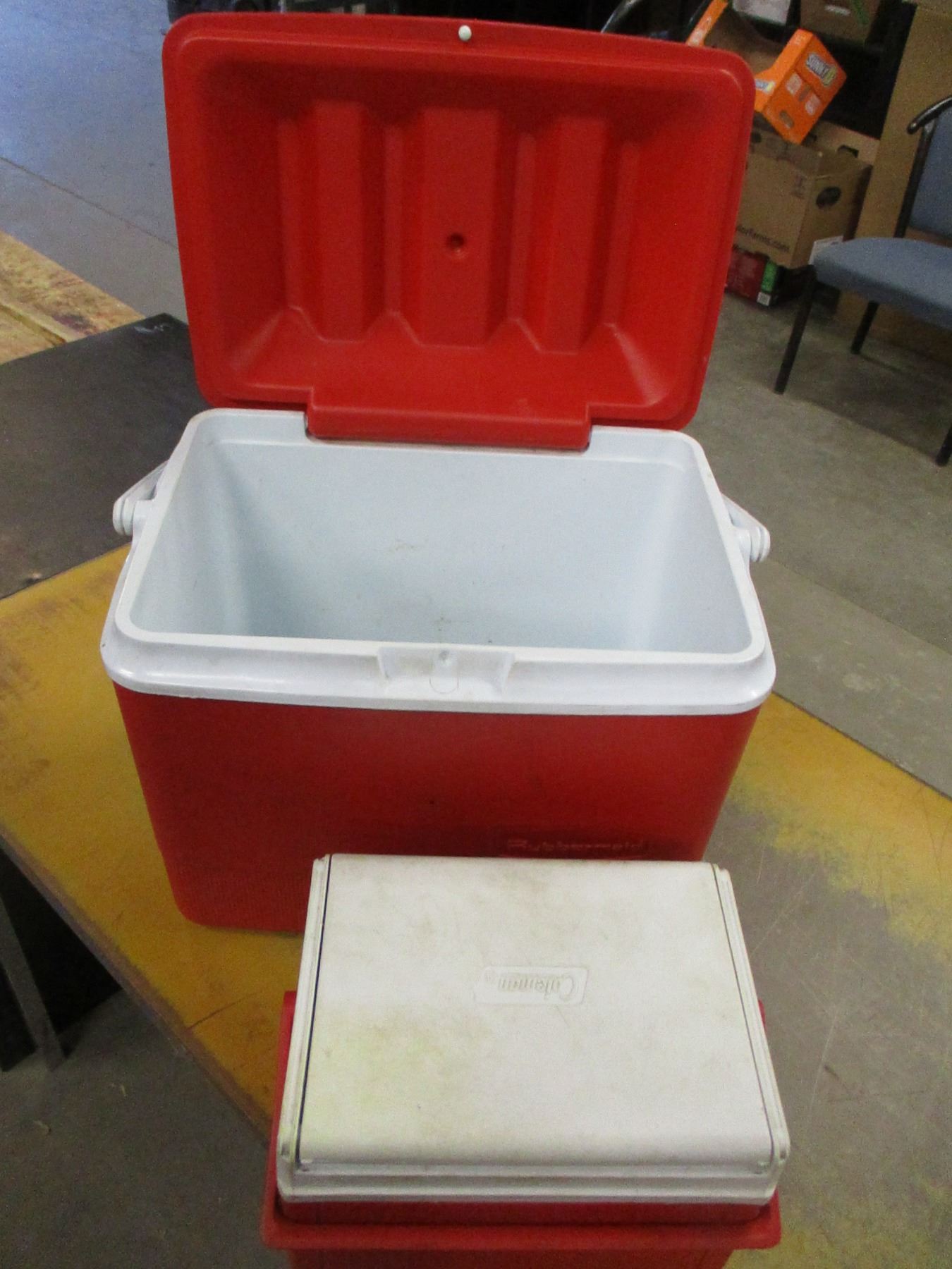 RUBBERMAID COOLER & COLEMAN COOLER