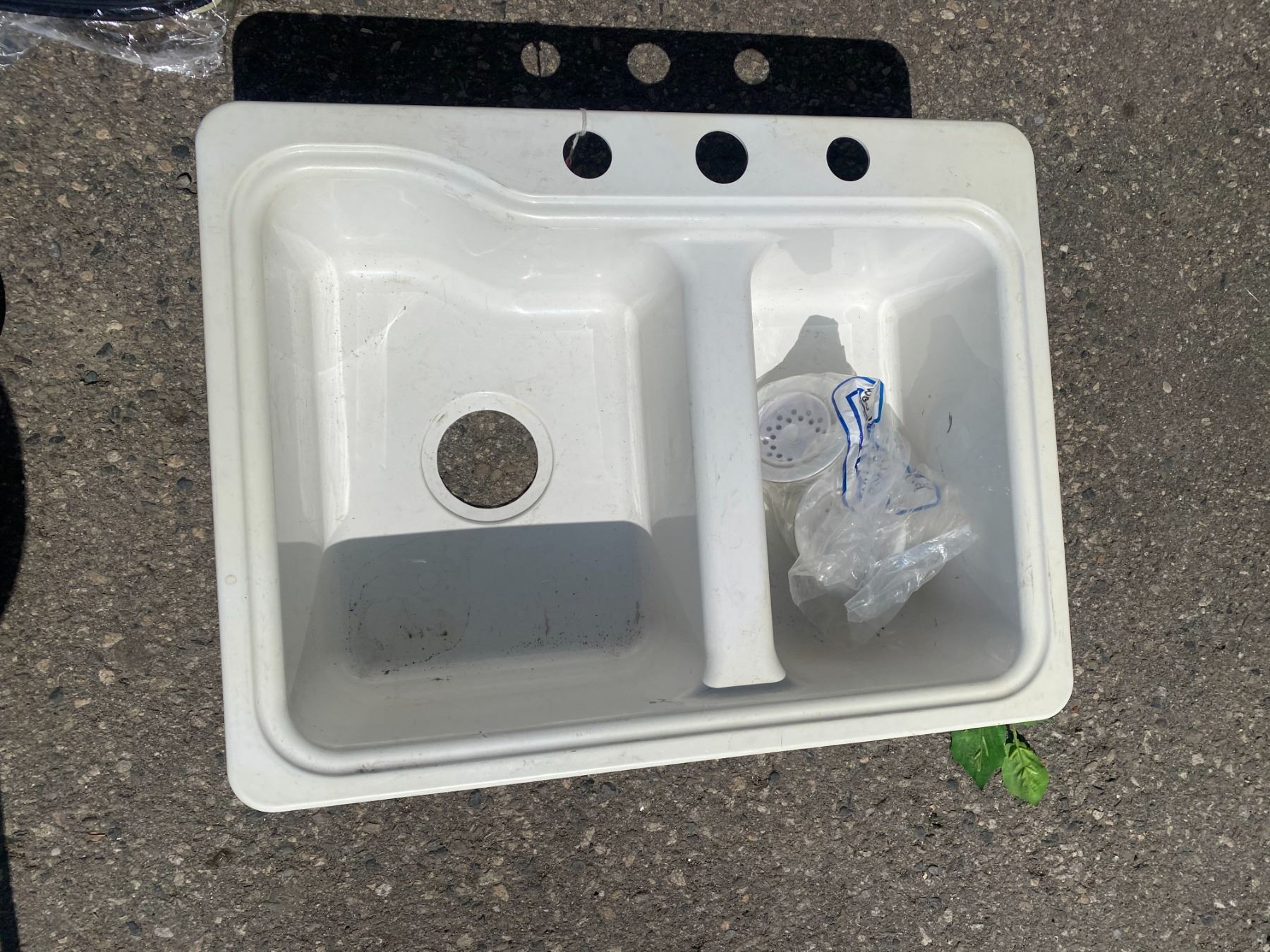 Double sing and drain plugs