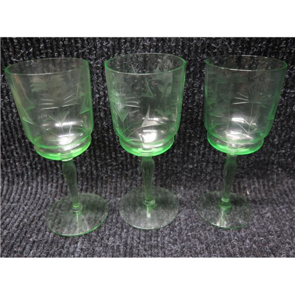Qty Approx 15 Green Etched Stemmed Glasses Oahu Auctions