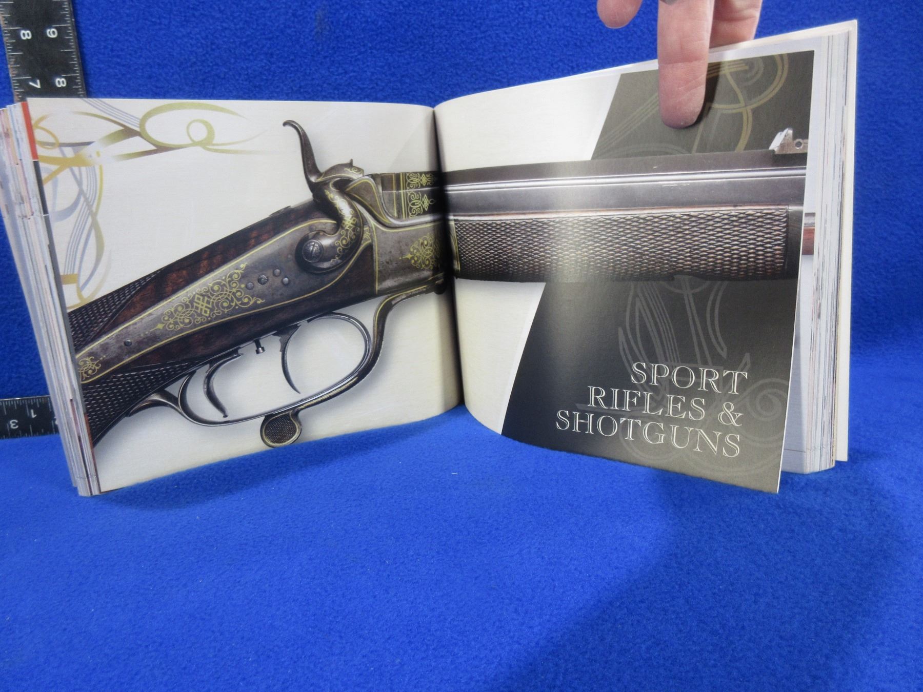 1 Book - Gun A Visual History