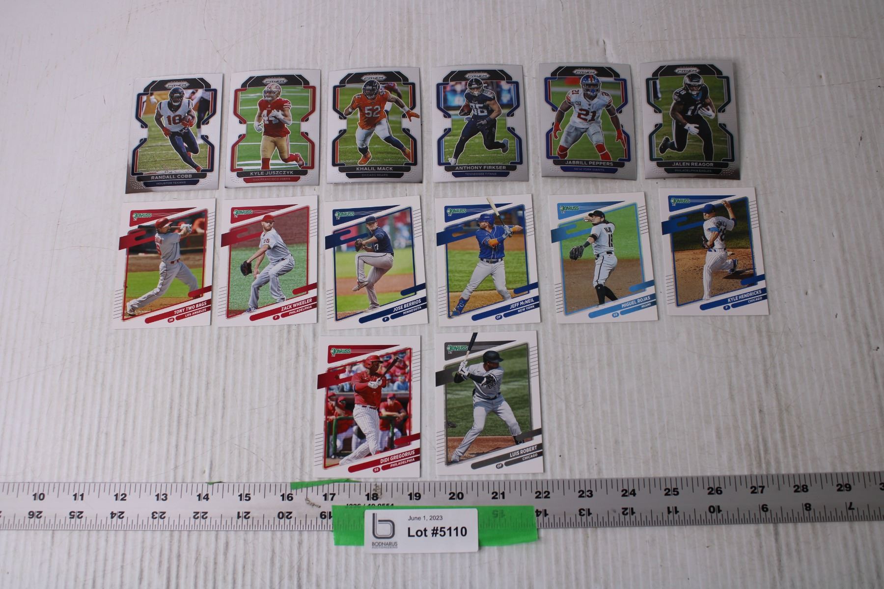 Assorted Football And Baseball Trading Cards - Bodnarus Auctioneering