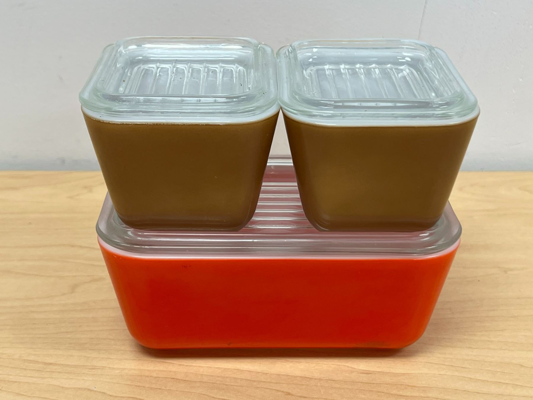 3 Vintage Pyrex Fridge Dishes with Lids Red 502 (2) Brown 501 Nice overall