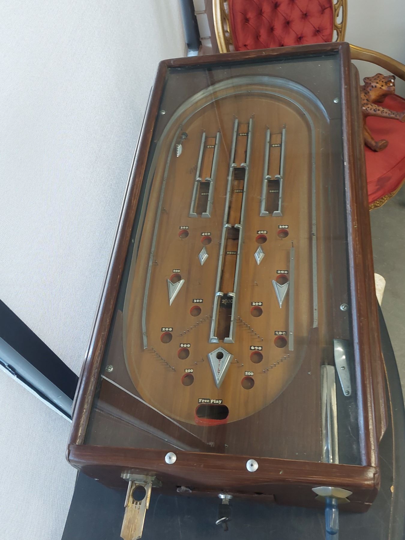 AMAZING 1940'S TABLE TOP PINBALL MACHINE W/KEYS