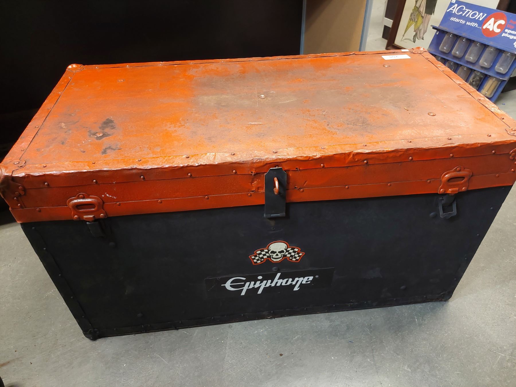VINTAGE METAL SHIPPING TRUNK