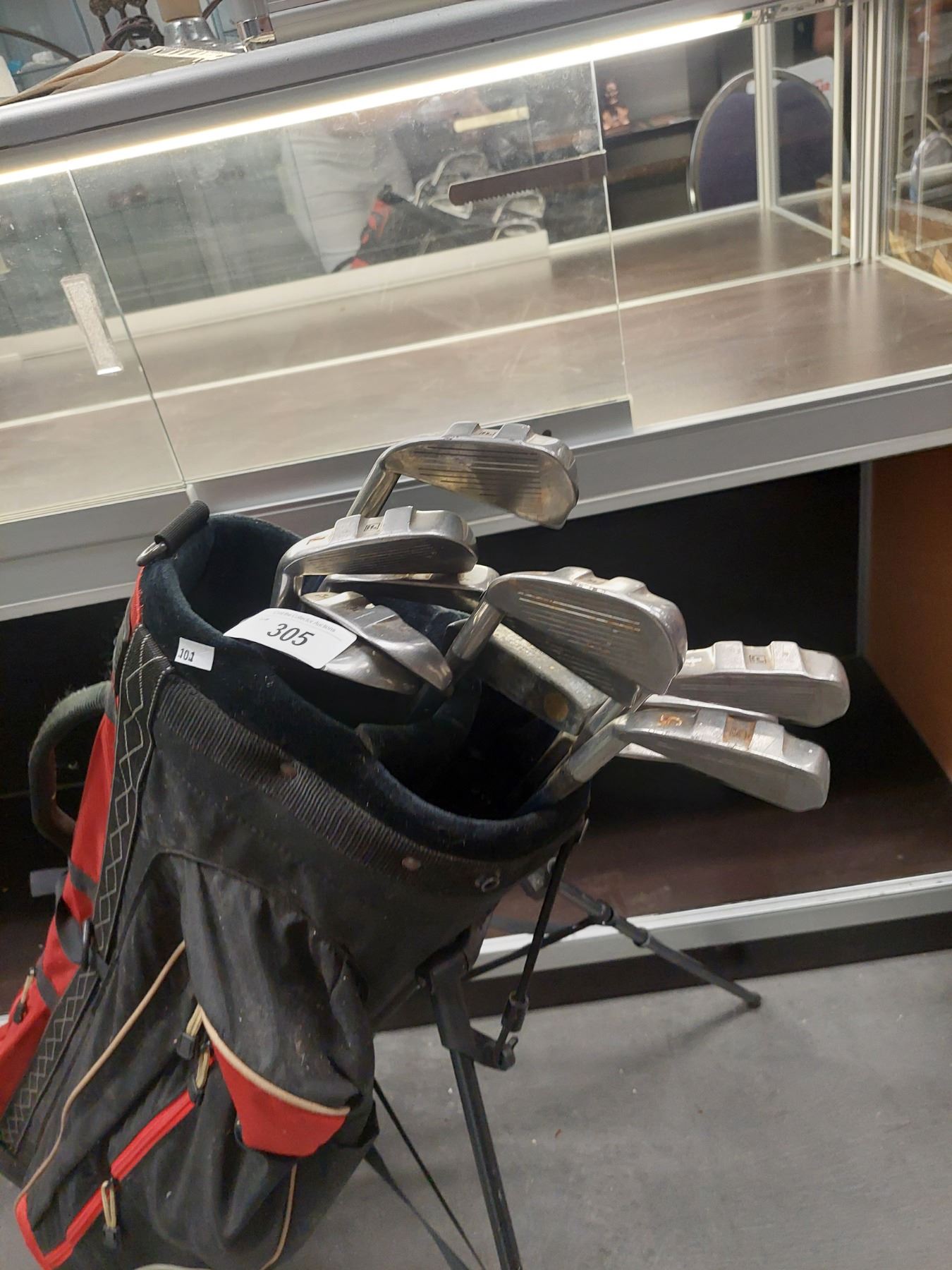 SET OF FILA GOLF CLUBS W/BAG