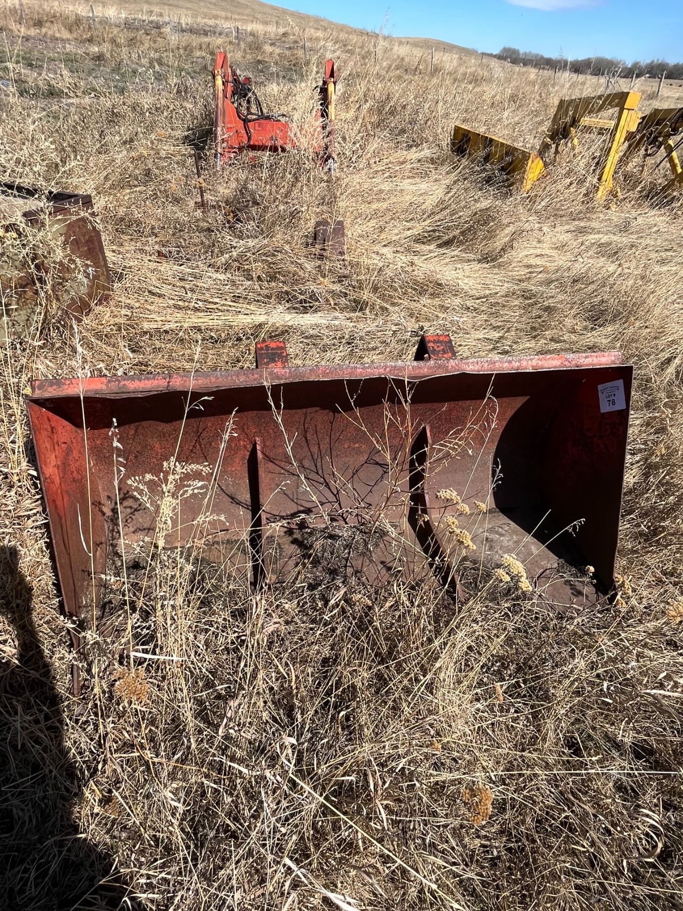 Leon 636 Loader & Bucket