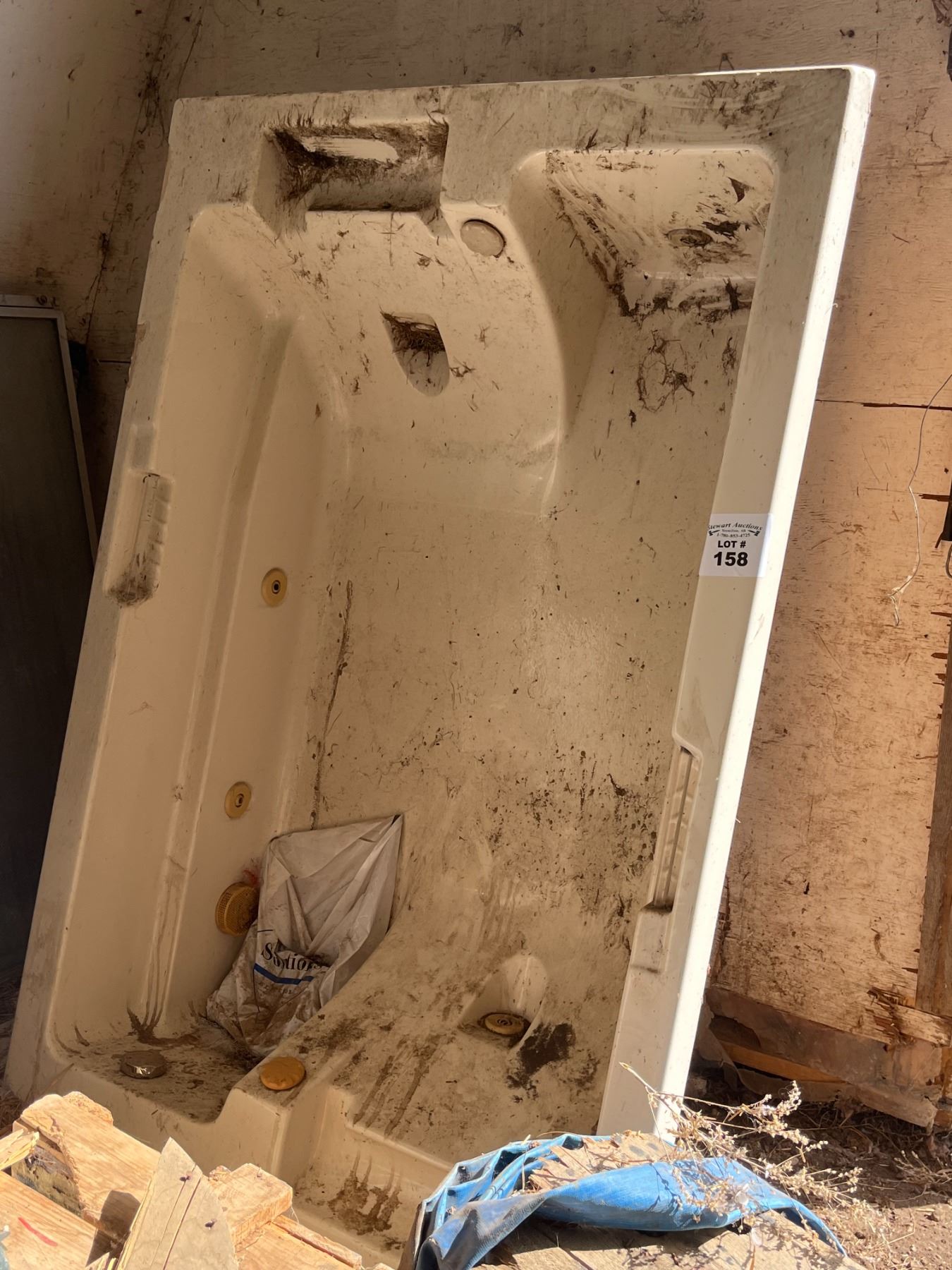 Bath tub & discharge hose