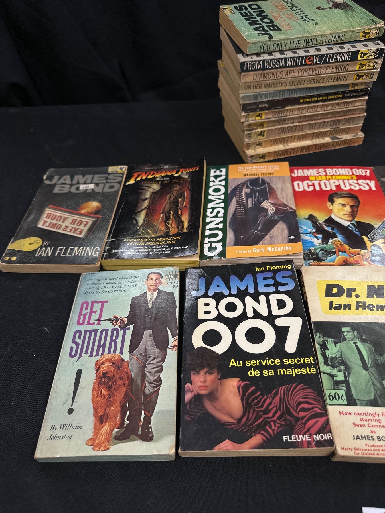 Lot of 30 Books (James Bond, Gunsmoke, Indiana Jones)