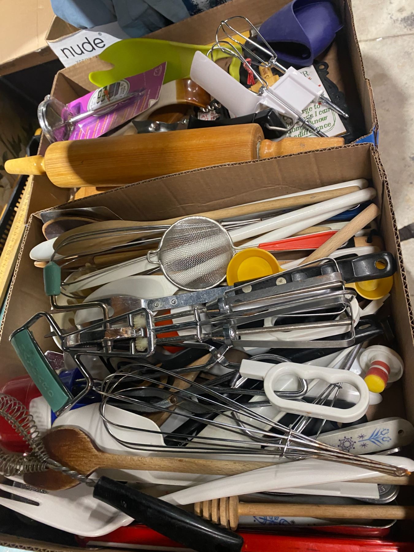 Assorte kitchen utensils