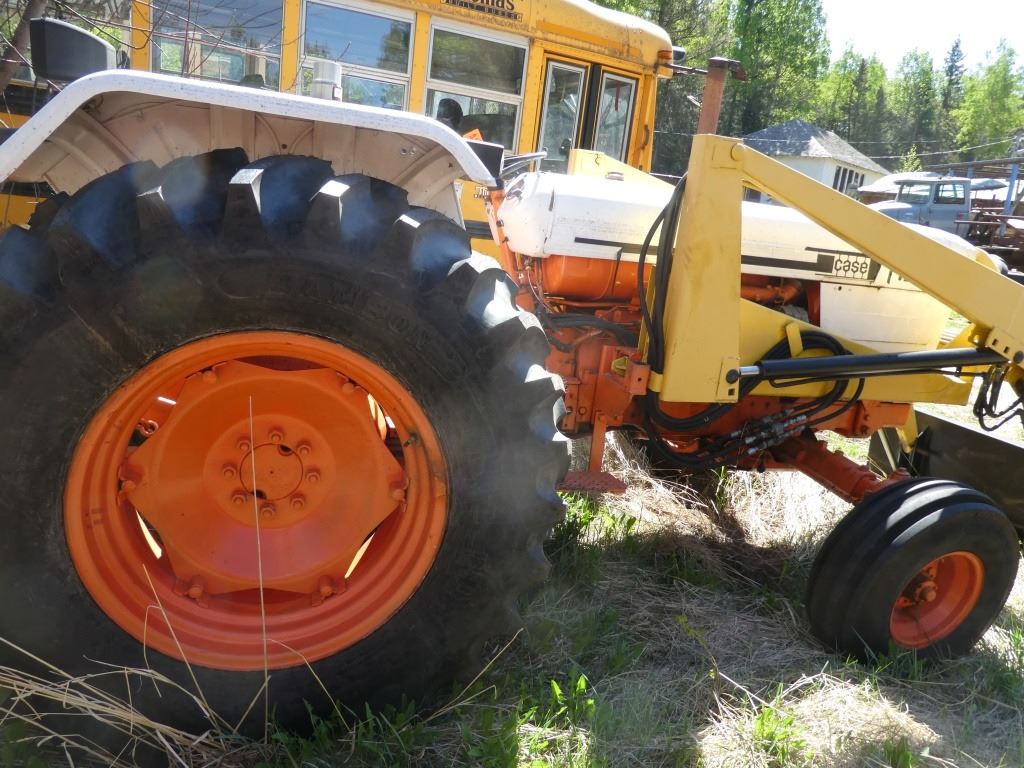 Case 1210 Tractor with bucket
