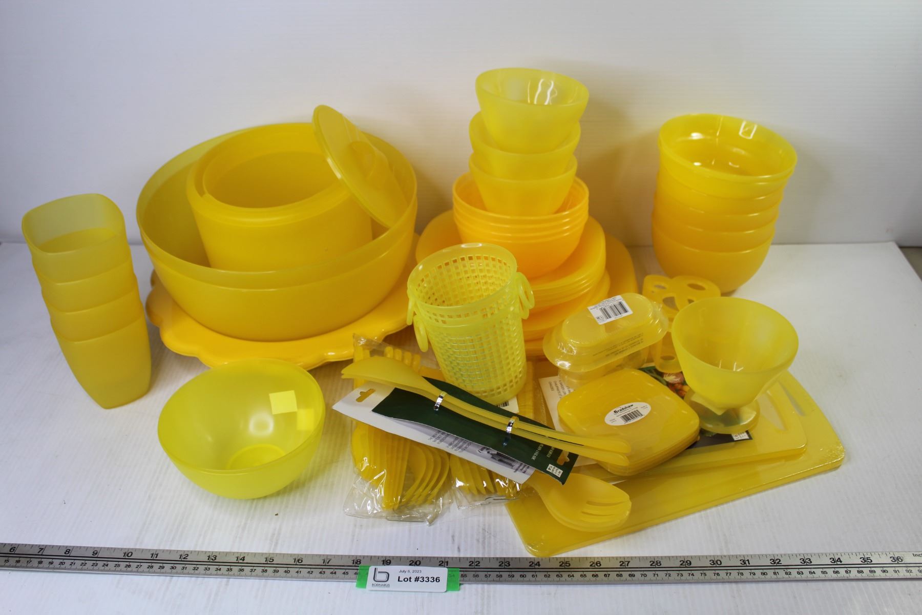 Lot Of Plastic Dishes Bodnarus Auctioneering lot-of-plastic-dishes-bodnarus-auctioneering