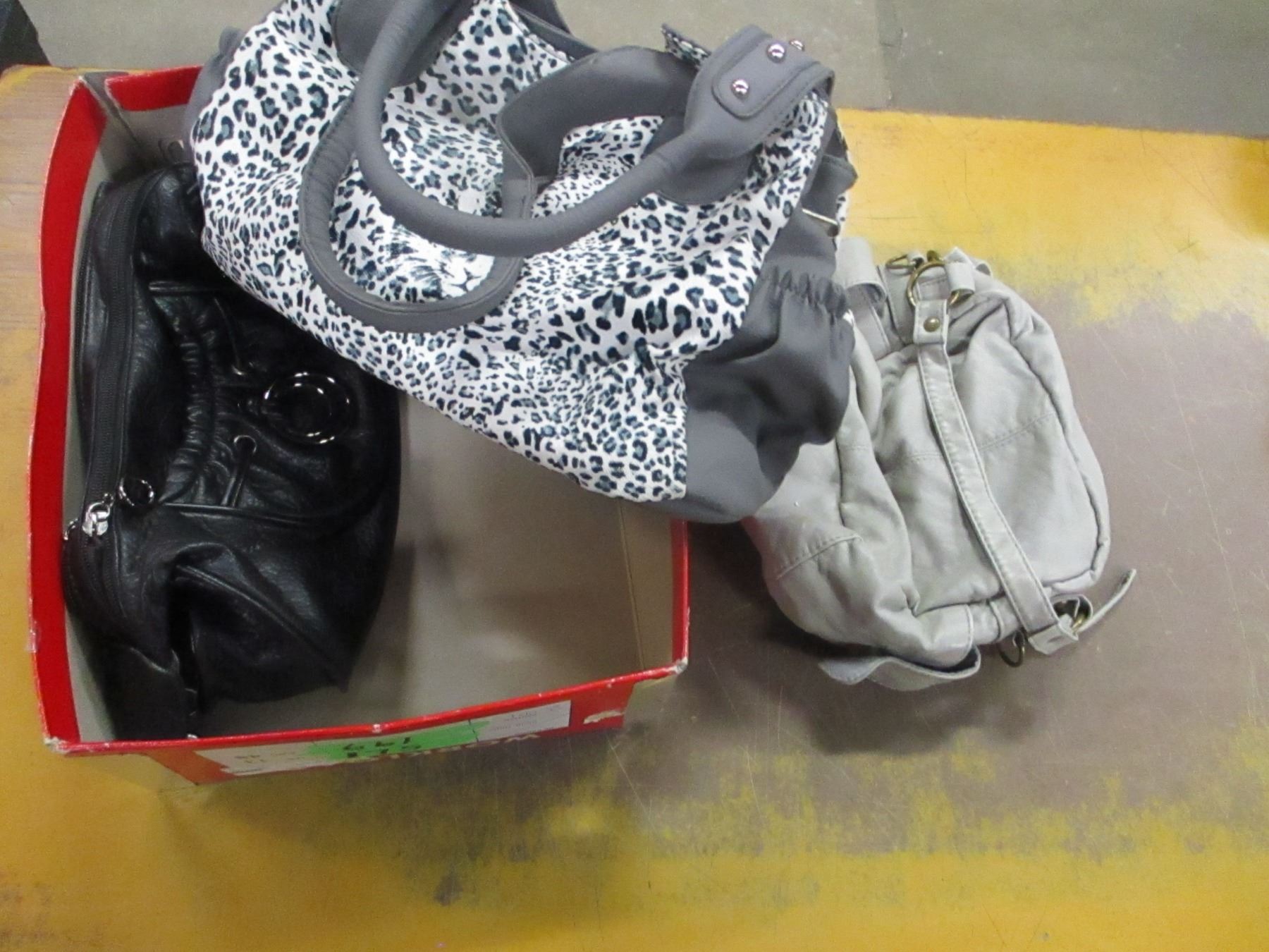 BOX C/W 3 PURSES