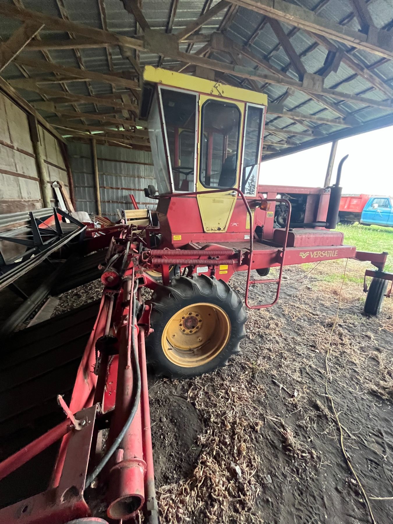 400 Versatile swather, 18Ft header, 400Ford 6cyl. Engine