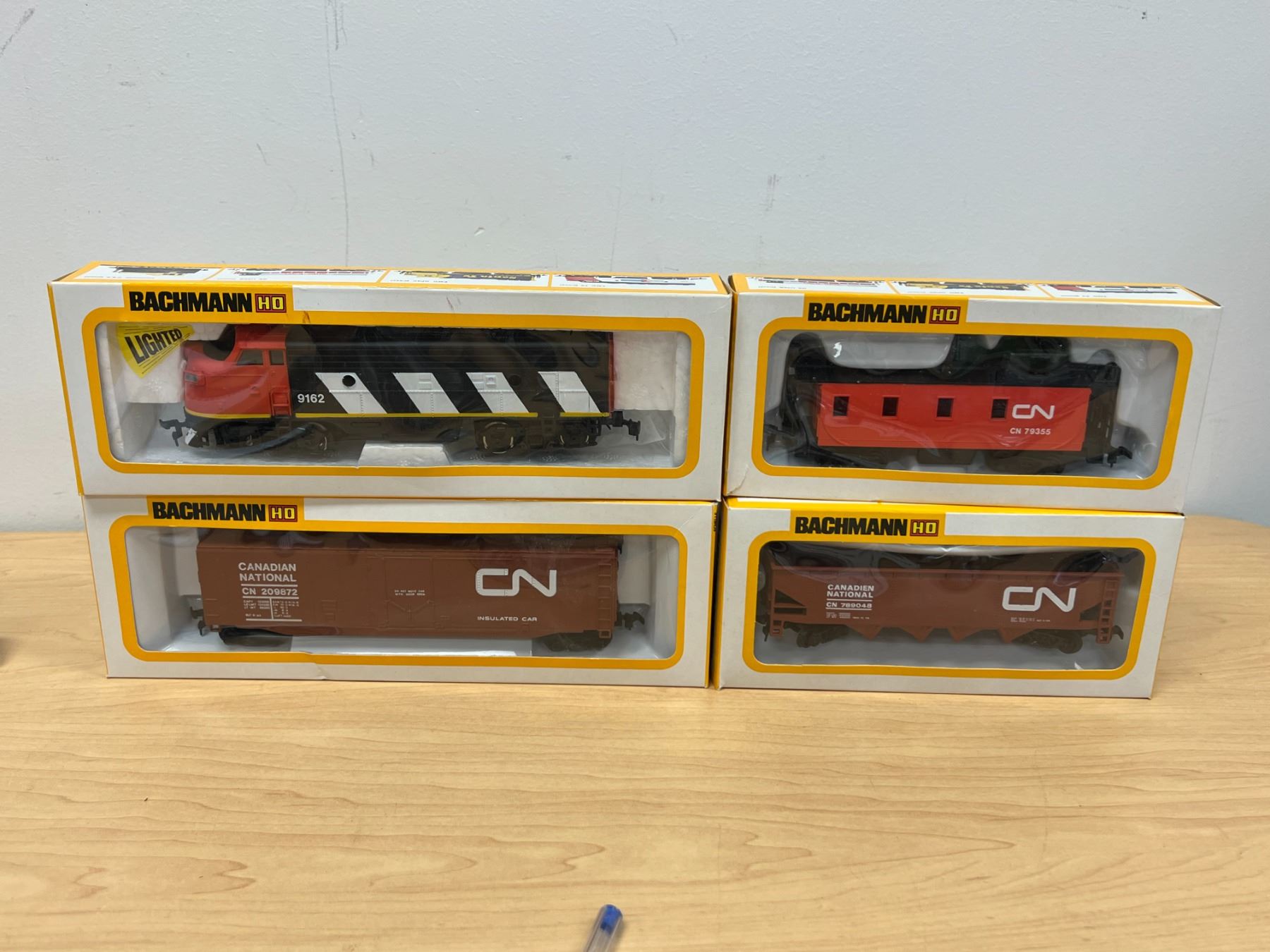 4 Bachmann HO Scale Canadian National Railway CN Train Cars as pictured