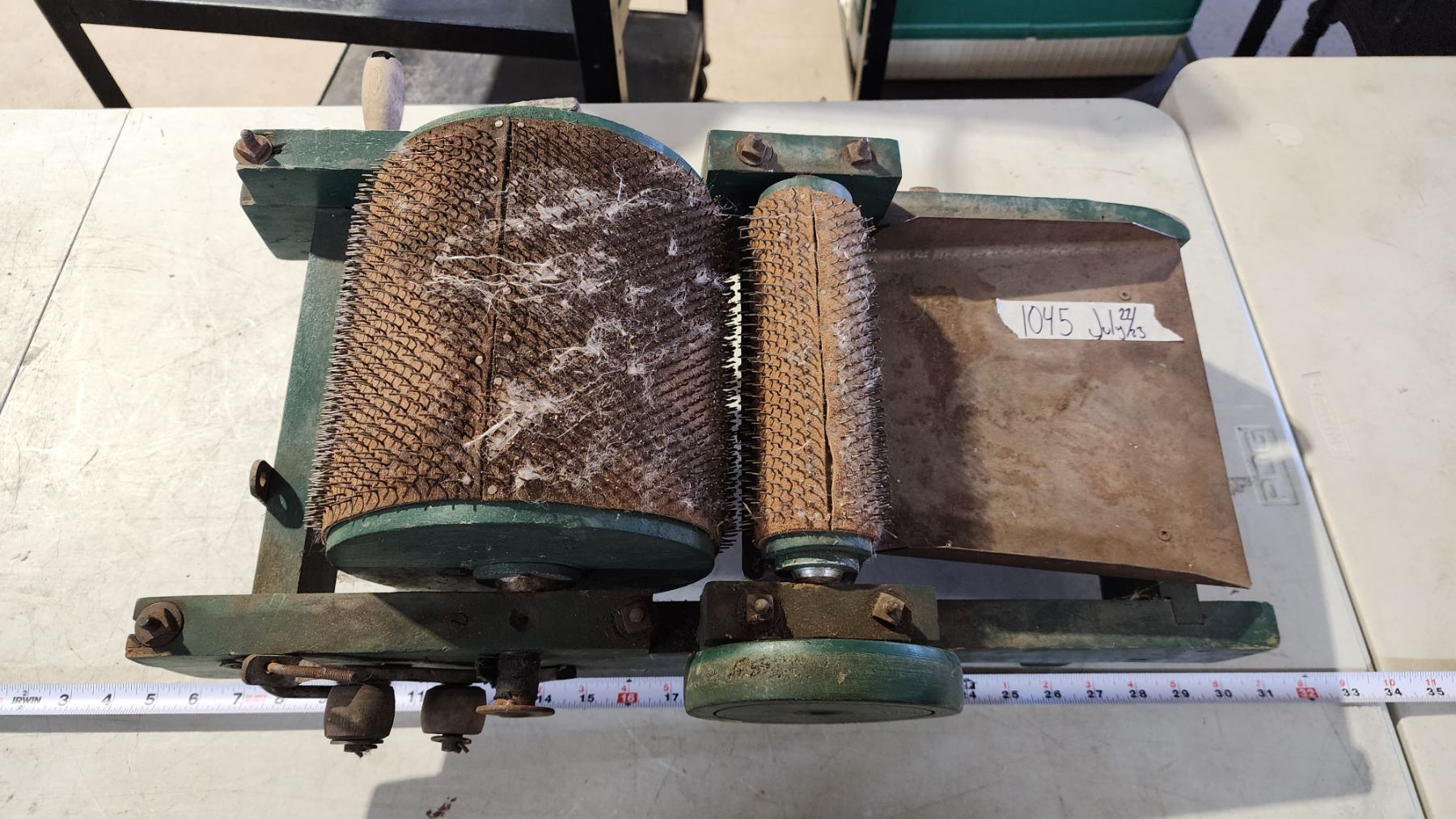 Antique hand crank, wool carder carding machine - Schmalz Auctions