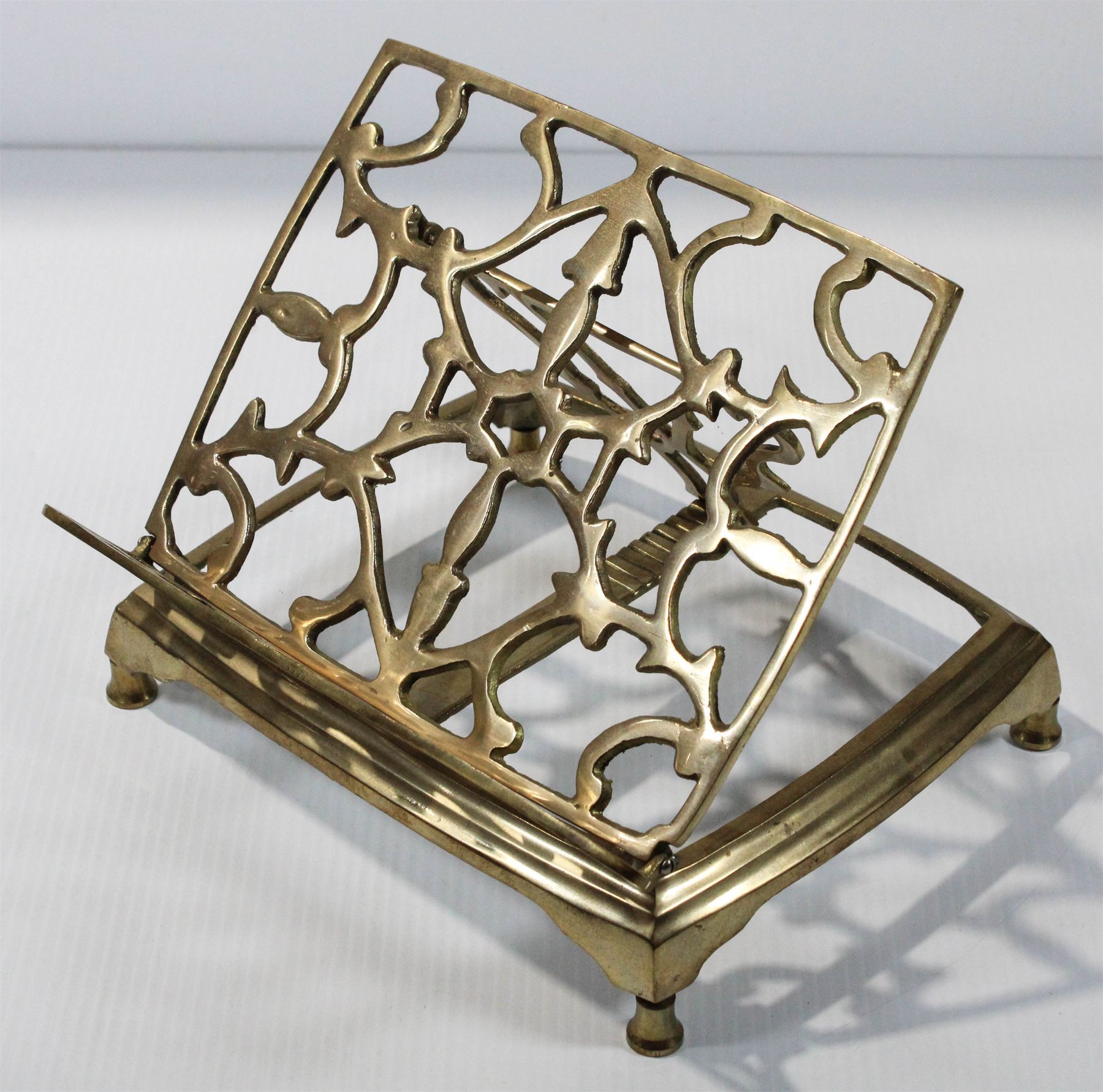 ORNATE ADJUSTABLE BRASS BOOK STAND
