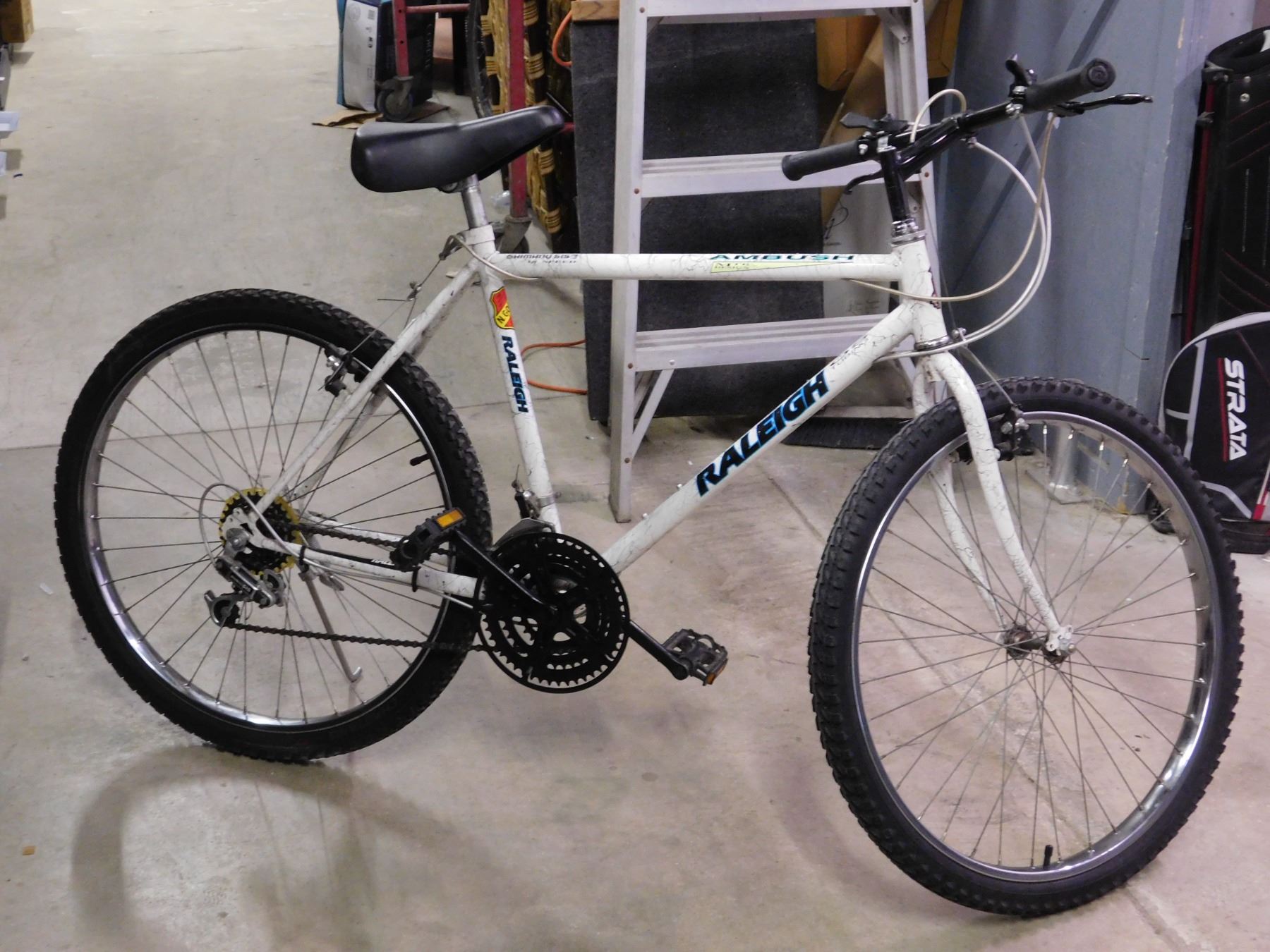 White Bicycle Raleigh Ambush 18 Speed Mens Mountain Bike circa 80s 90s