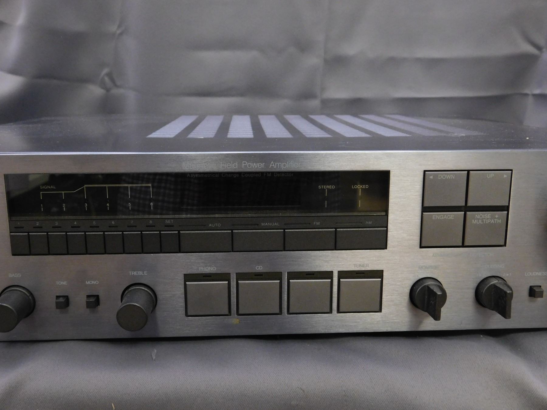 The Carver Receiver 900 Magnetic Power Amplifier Model *for parts*